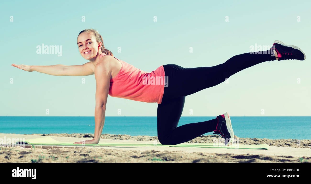 Young woman 20 25 years old hi-res stock photography and images - Alamy