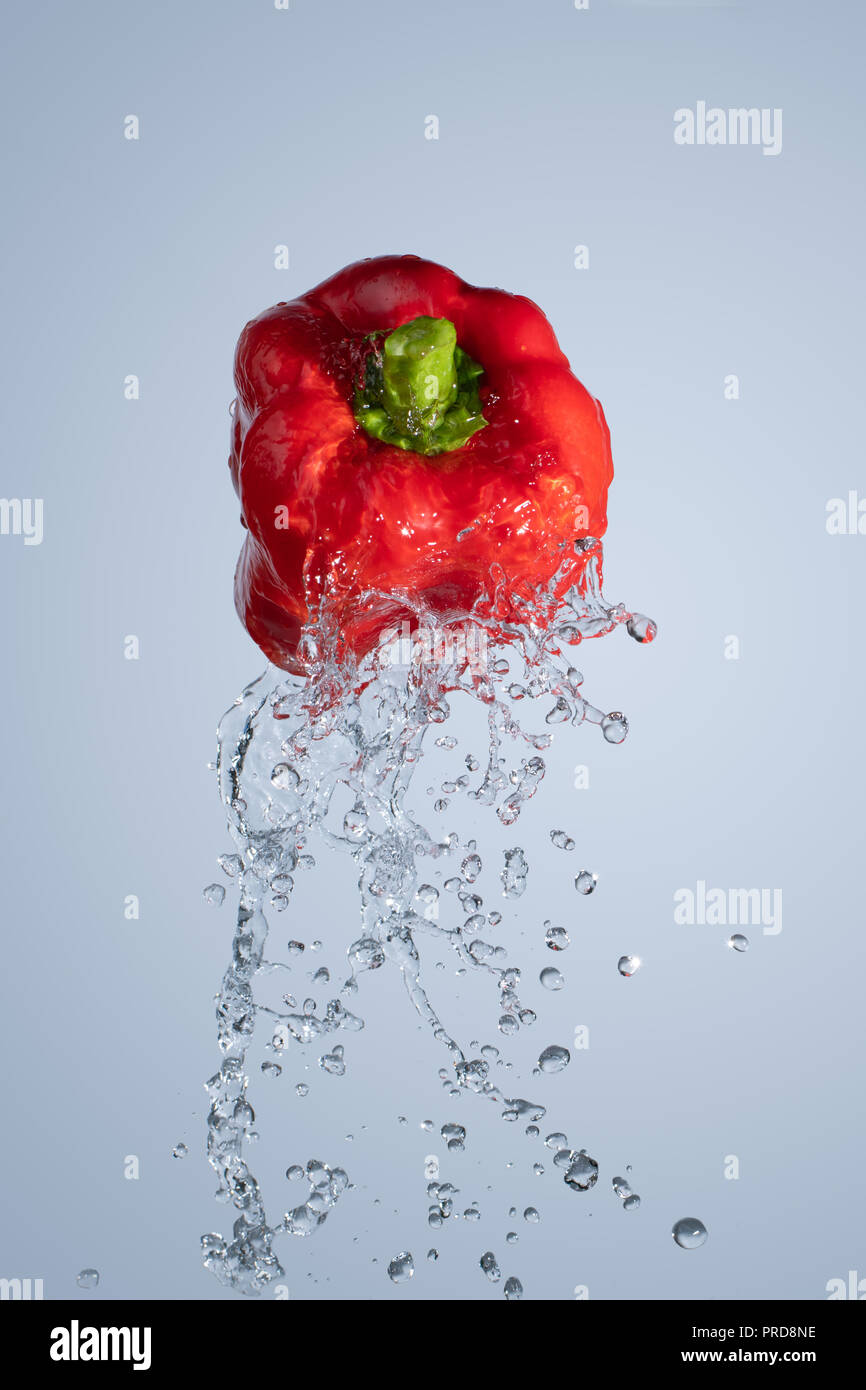 Water splash in stop motion under the red bell pepper Stock Photo - Alamy