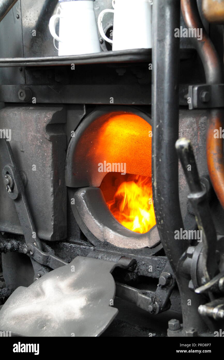 Broadway Station with Foremarke Hall Steam train Stock Photo - Alamy