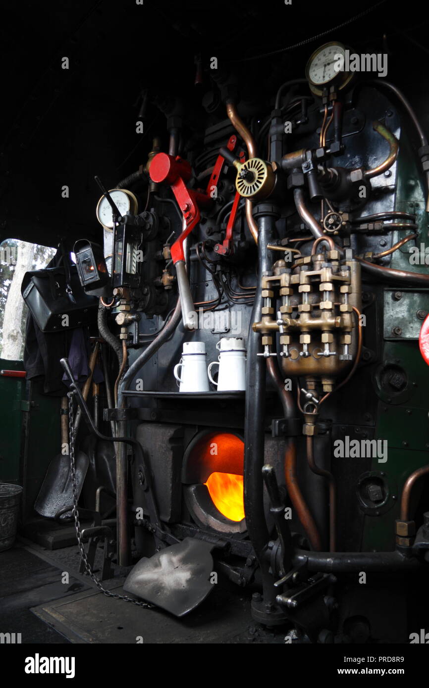 Broadway Station with Foremarke Hall Steam train Stock Photo - Alamy