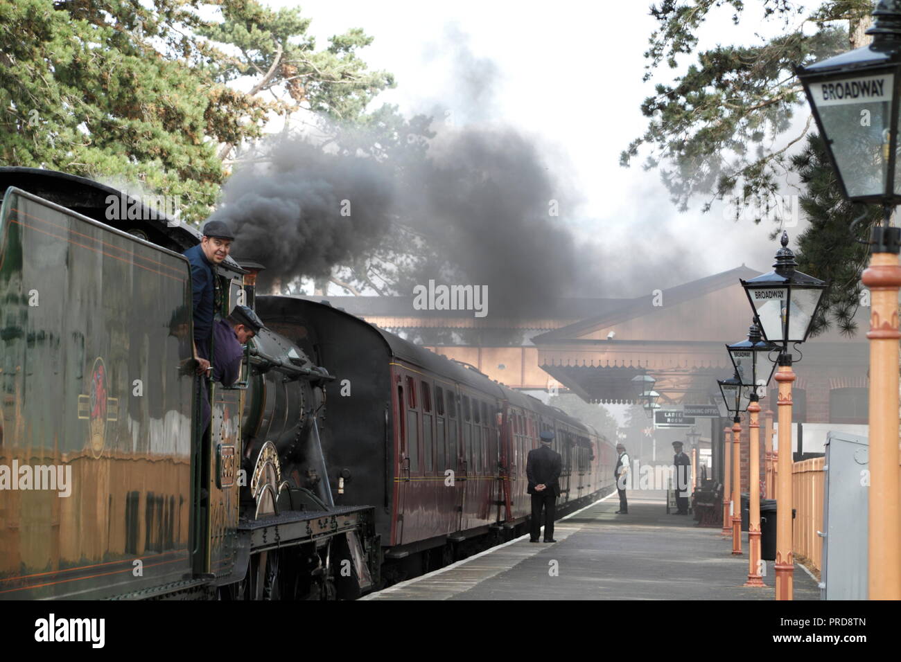 Broadway Station with Foremarke Hall Steam train Stock Photo - Alamy
