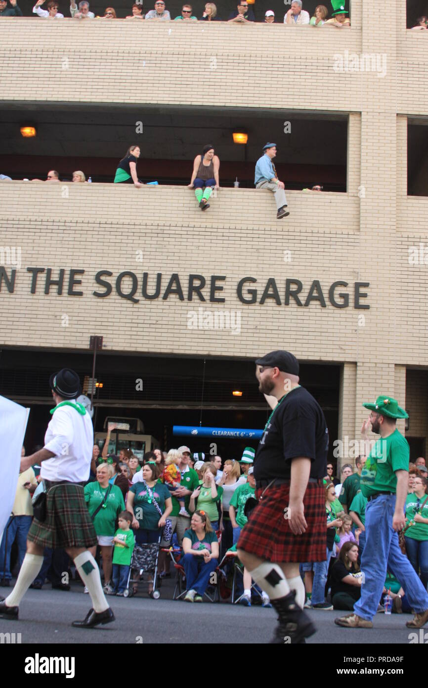 Crowd watching parade hi-res stock photography and images - Alamy