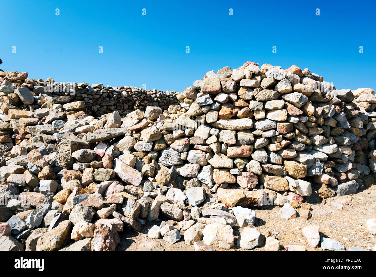 rock in desert Stock Photo - Alamy
