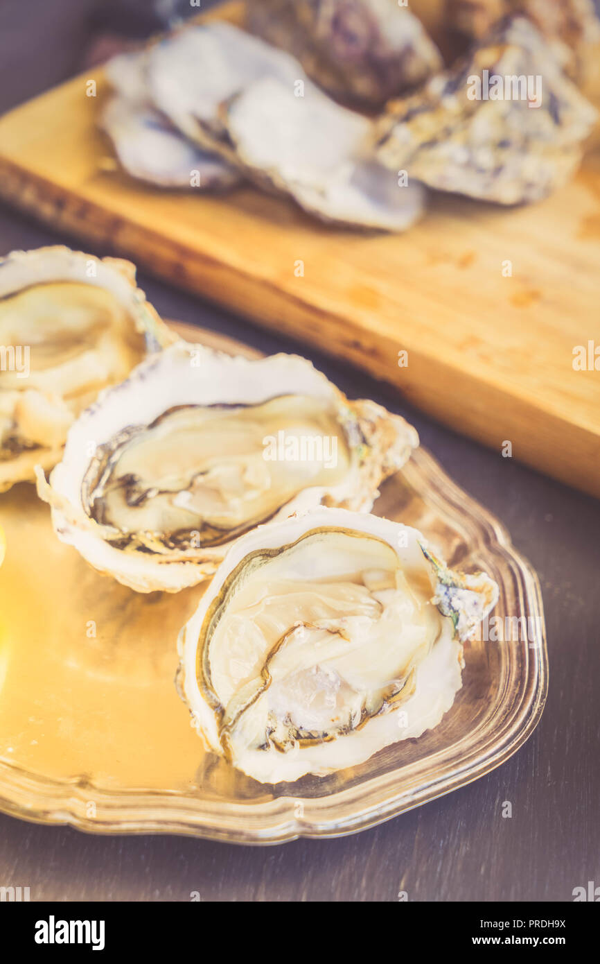 Raw oysters shells Stock Photo - Alamy