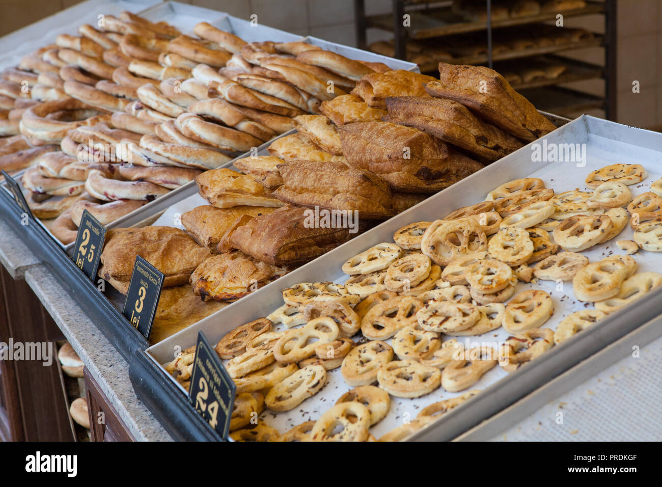 Bread bakery display hi-res stock photography and images - Alamy