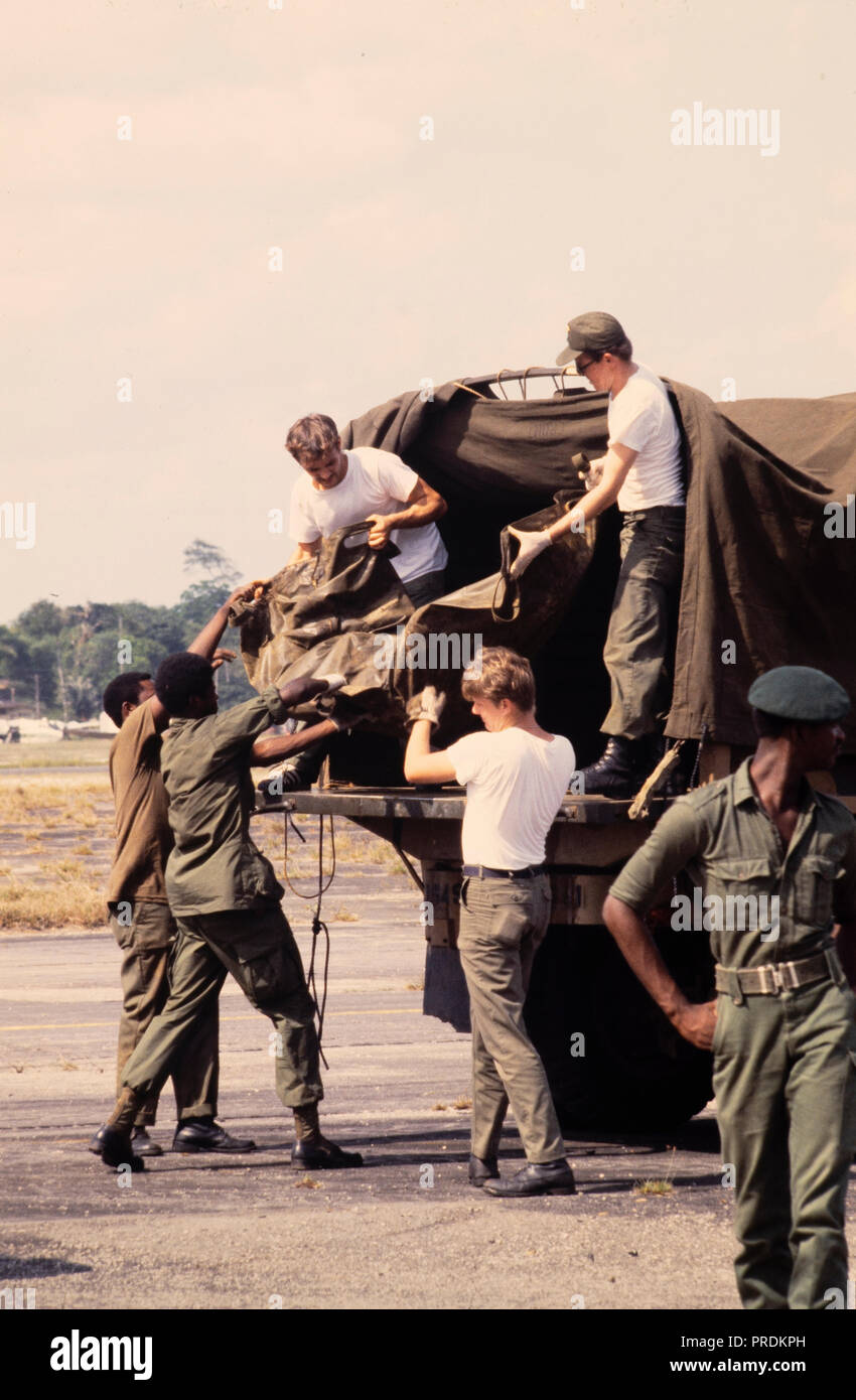 United States military personnel remove American bodies from the cult ...