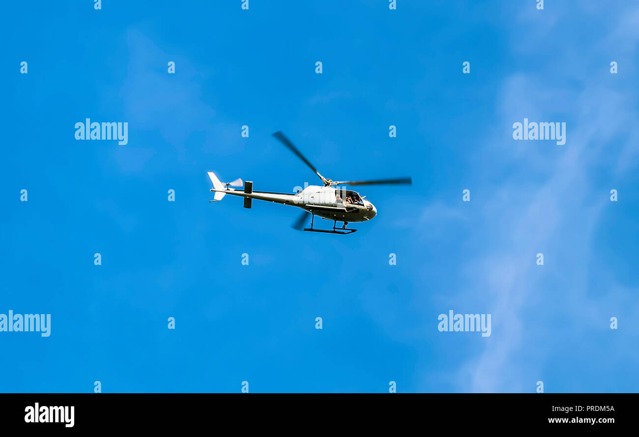 Helicopter flight over manhattan hi-res stock photography and images ...