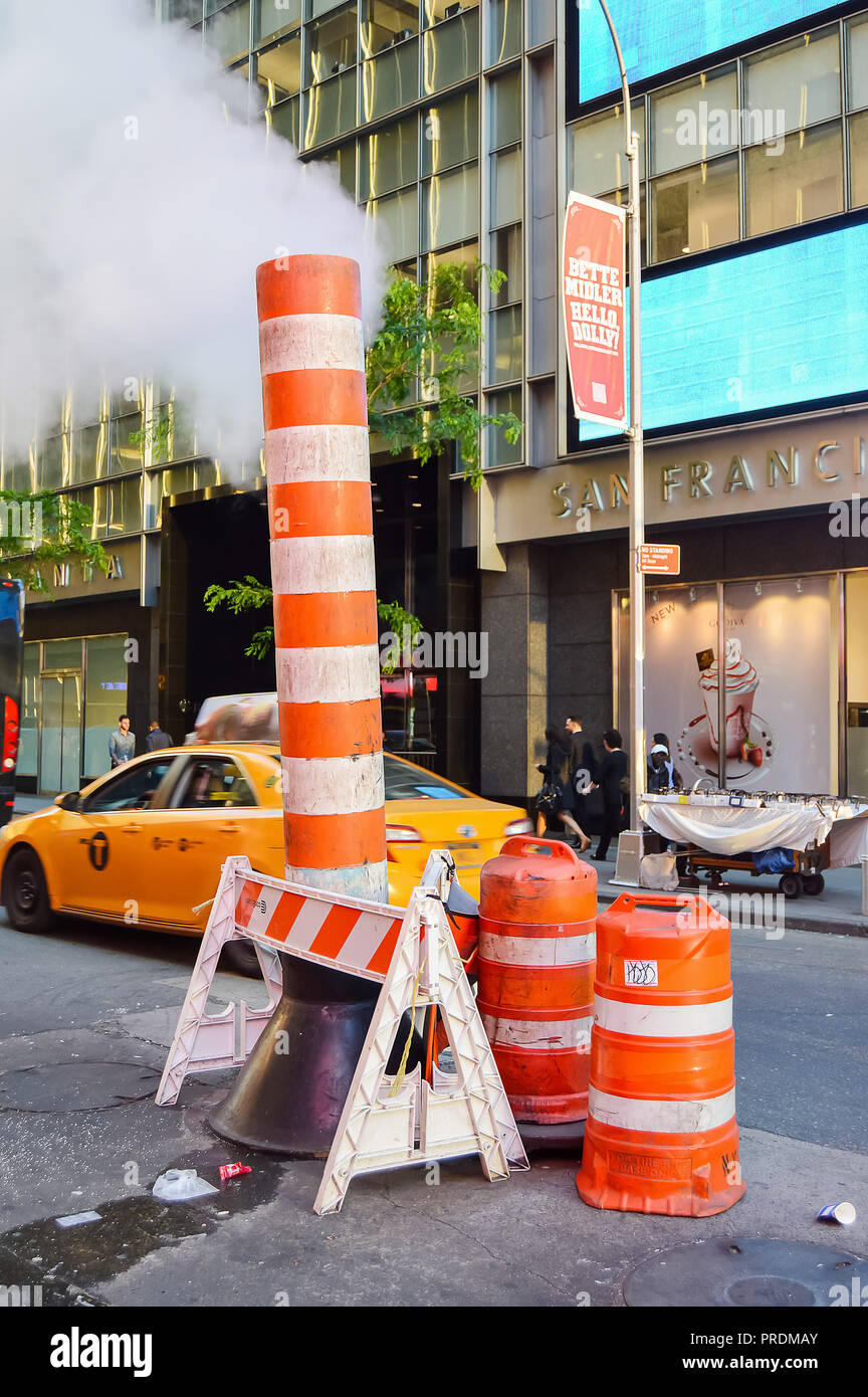 New york manhole steam hi-res stock photography and images - Alamy