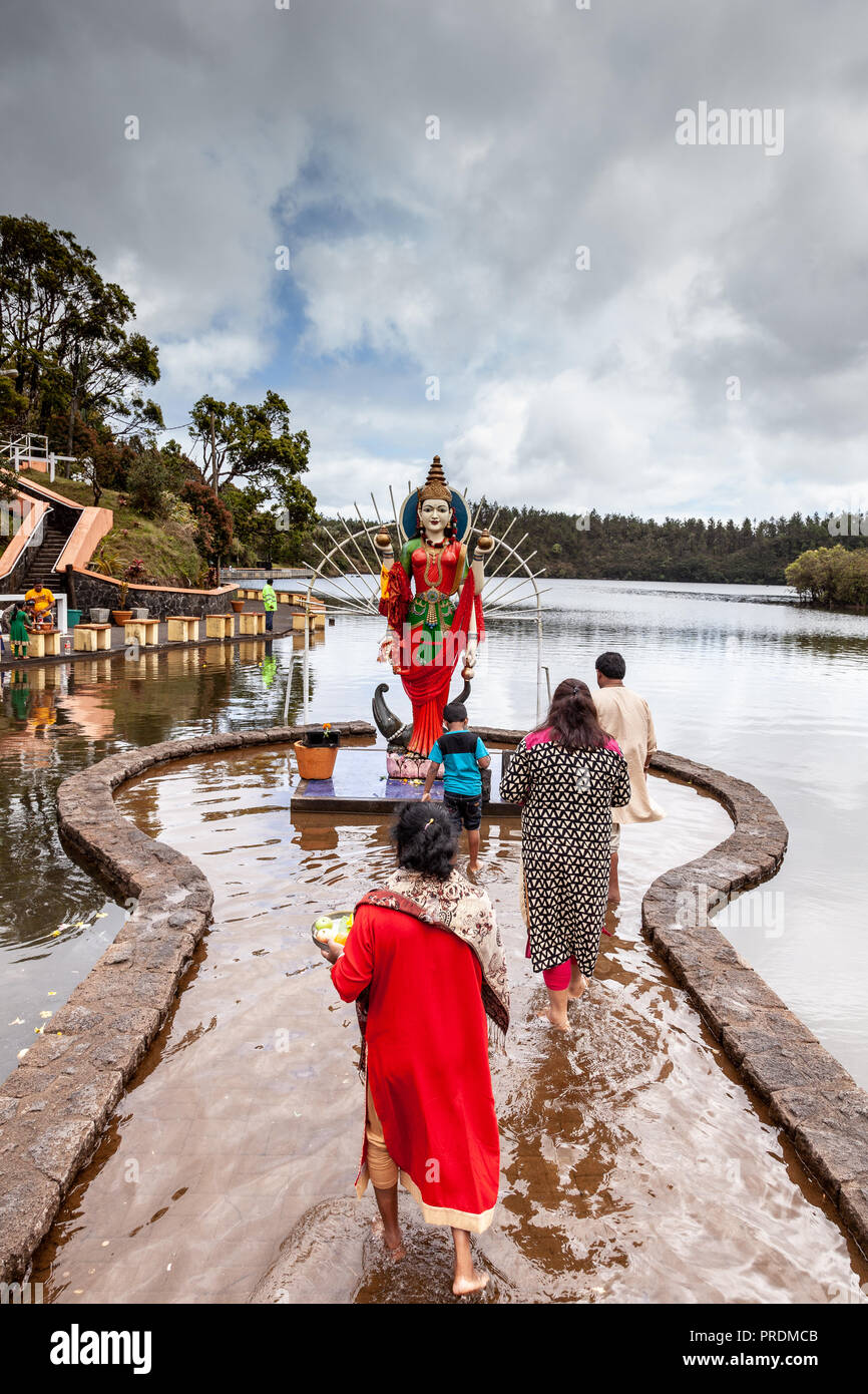 Mauritius shiva statue lake grand bassin temple hi-res stock ...