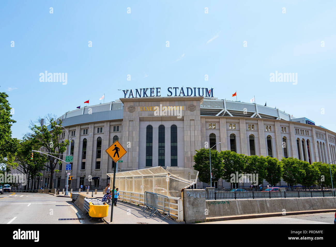 Yankee stadium new york exterior hi-res stock photography and images ...