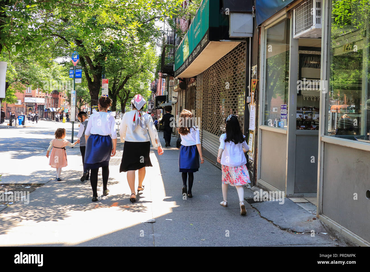 Orthodox Jews Wearing Special Clothes on Shabbat, in Williamsburg ...