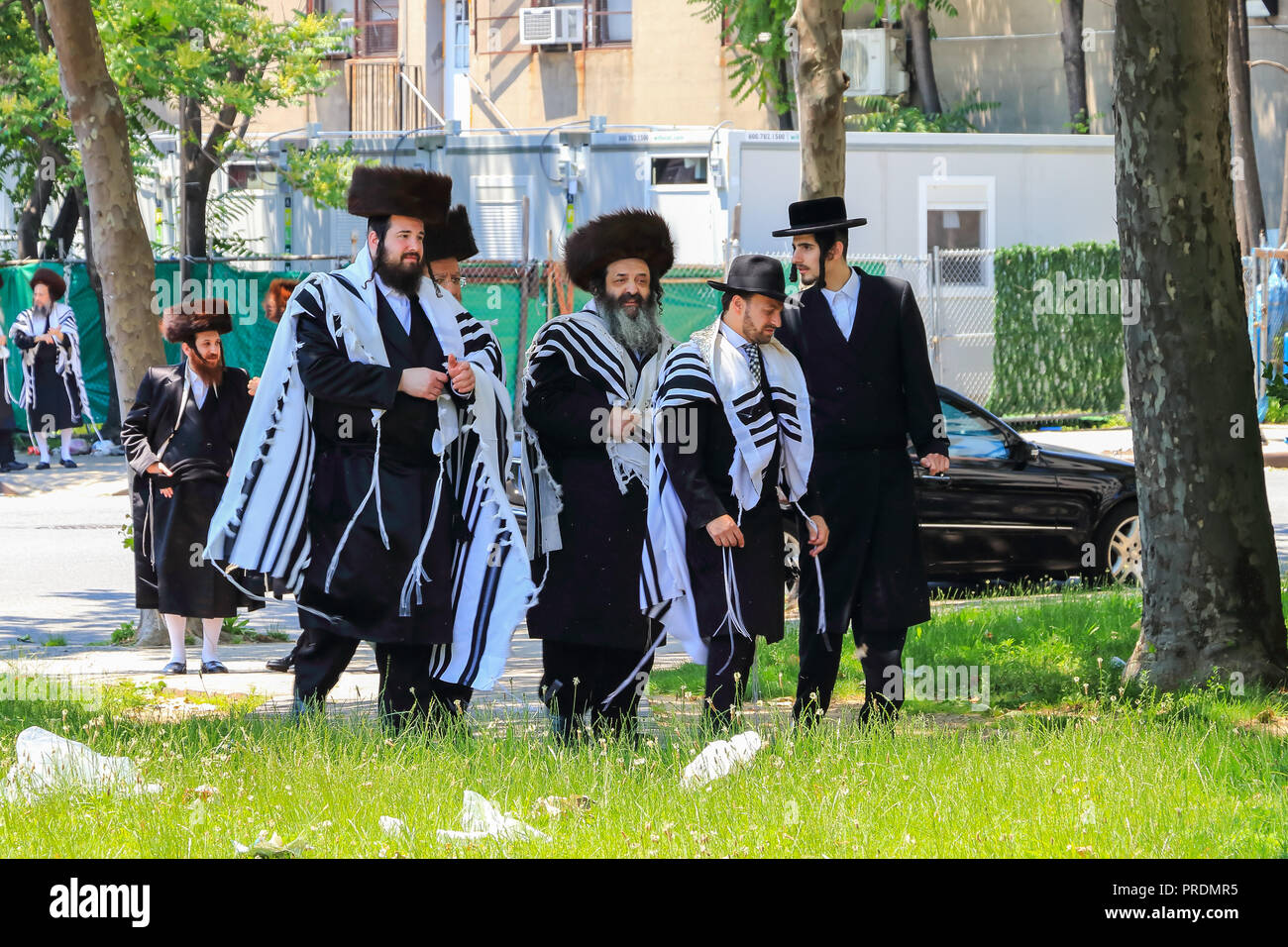 Orthodox Jews Wearing Special Clothes on Shabbat, in Williamsburg ...