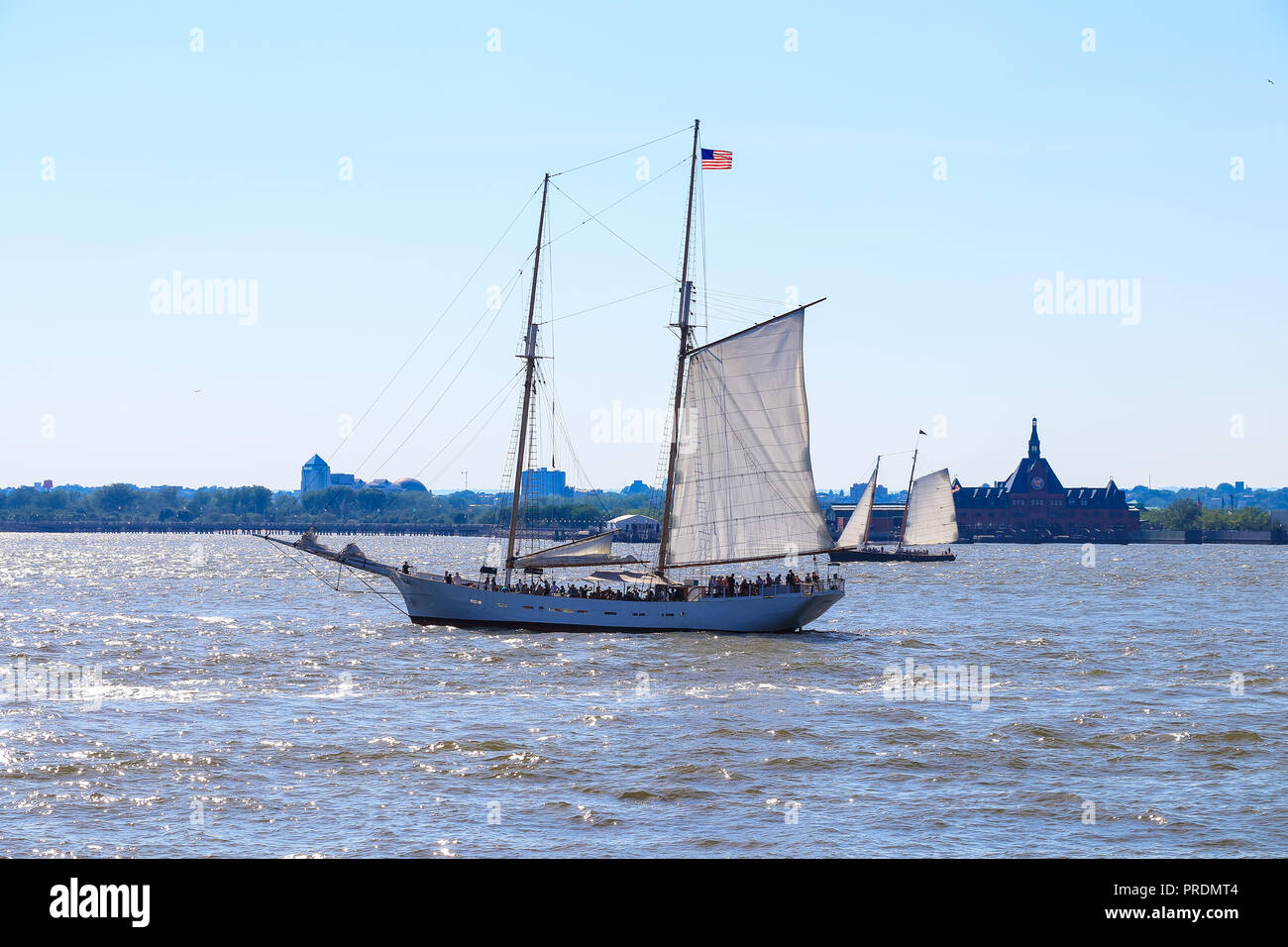 Sailing in to new york hi-res stock photography and images - Alamy
