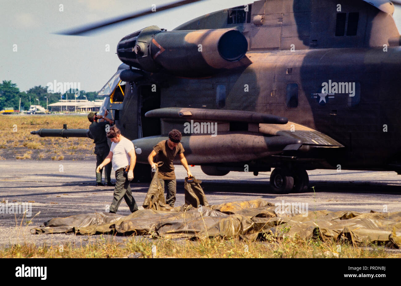 United States military personnel remove American bodies from the cult ...