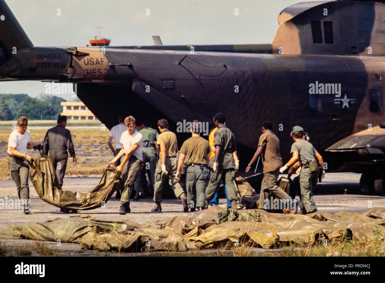 United States military personnel remove American bodies from the cult ...