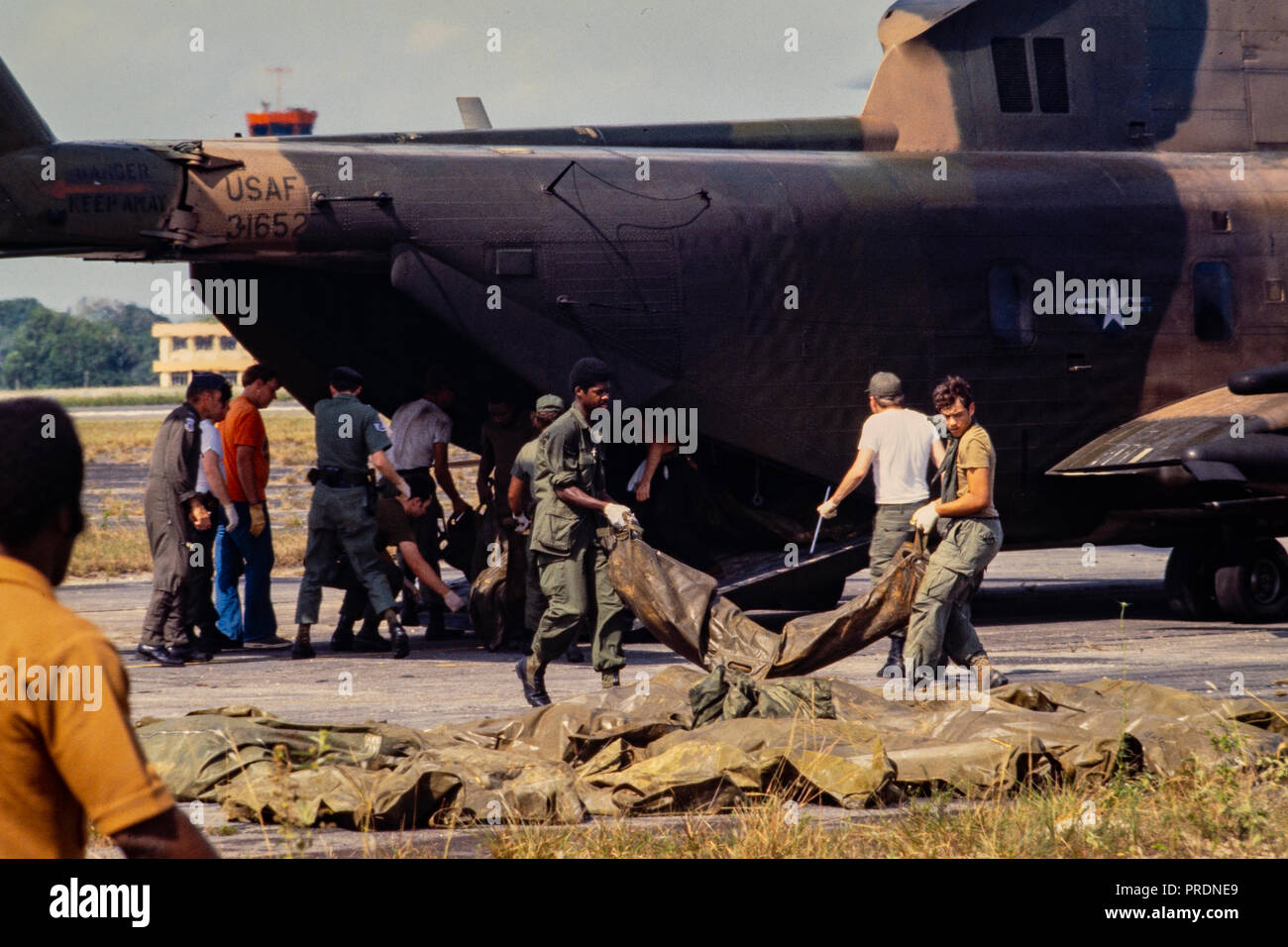 United States military personnel remove American bodies from the cult ...