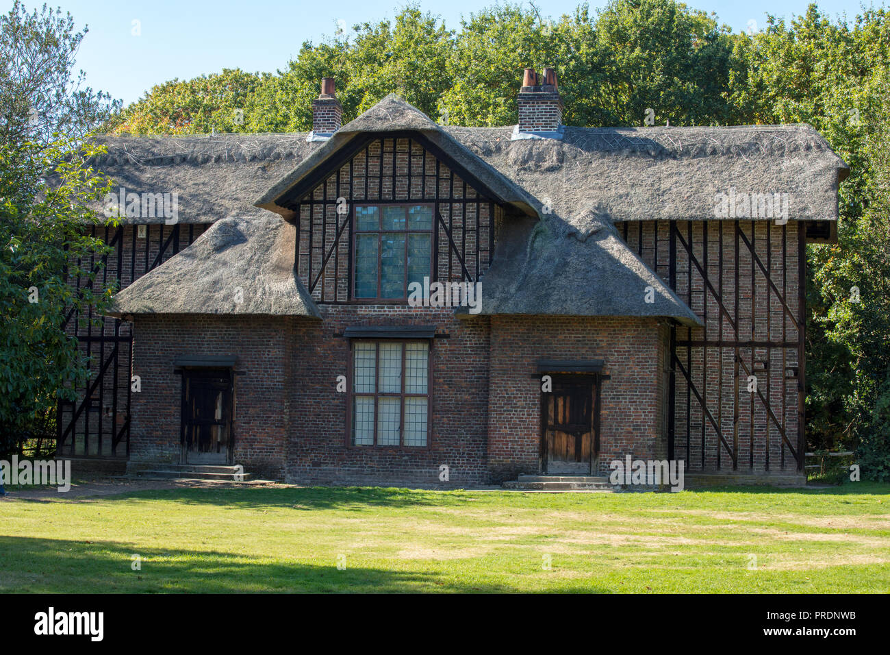 Queens cottage at kew gardens hi-res stock photography and images - Alamy