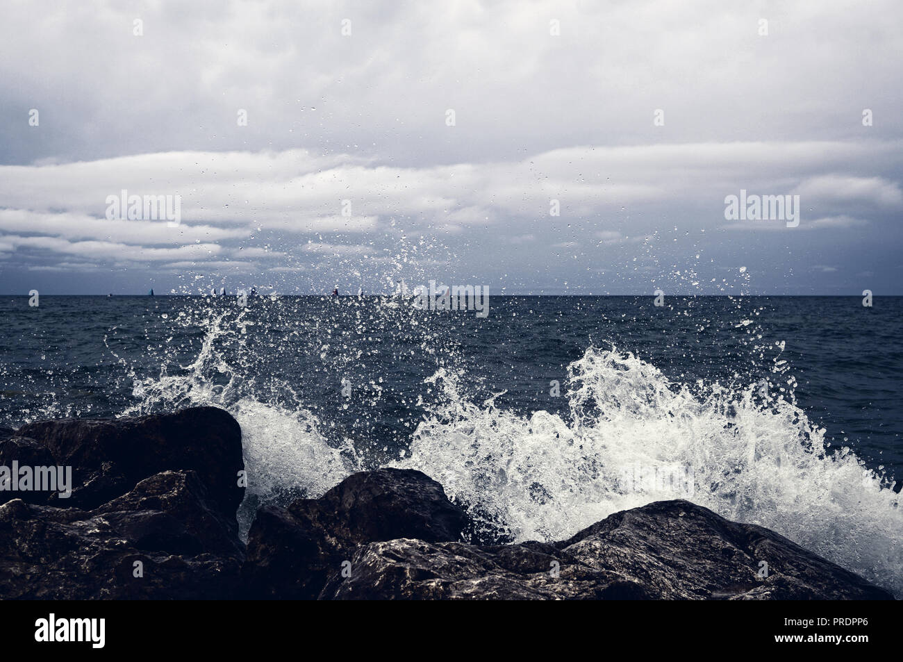 Sea horizon small wave hi-res stock photography and images - Alamy