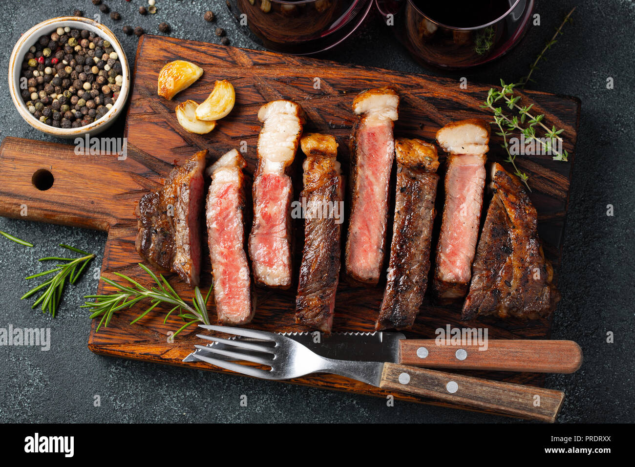 Steak chopping board cooked hi-res stock photography and images - Alamy
