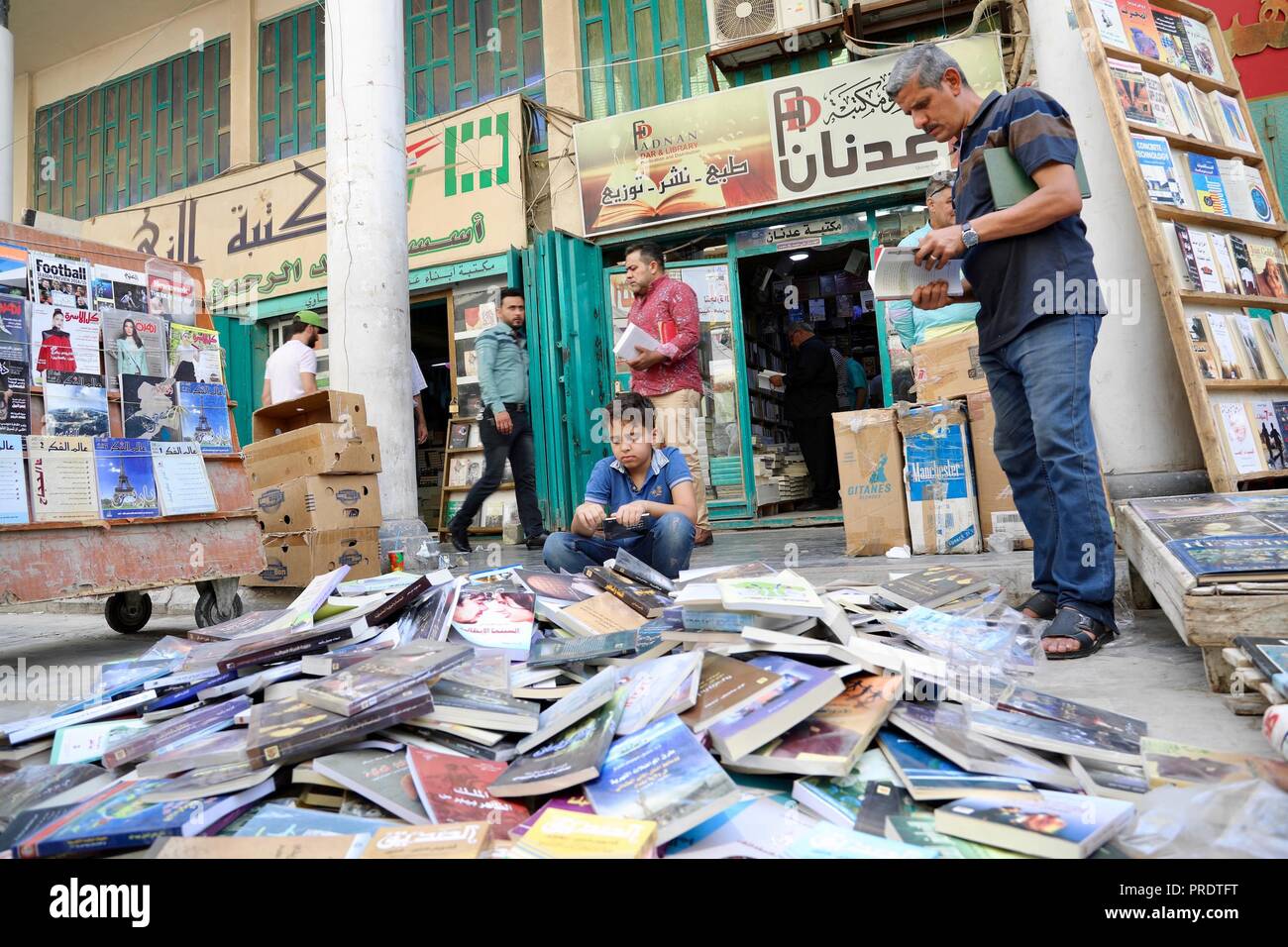 Al mutanabi street hi-res stock photography and images - Alamy