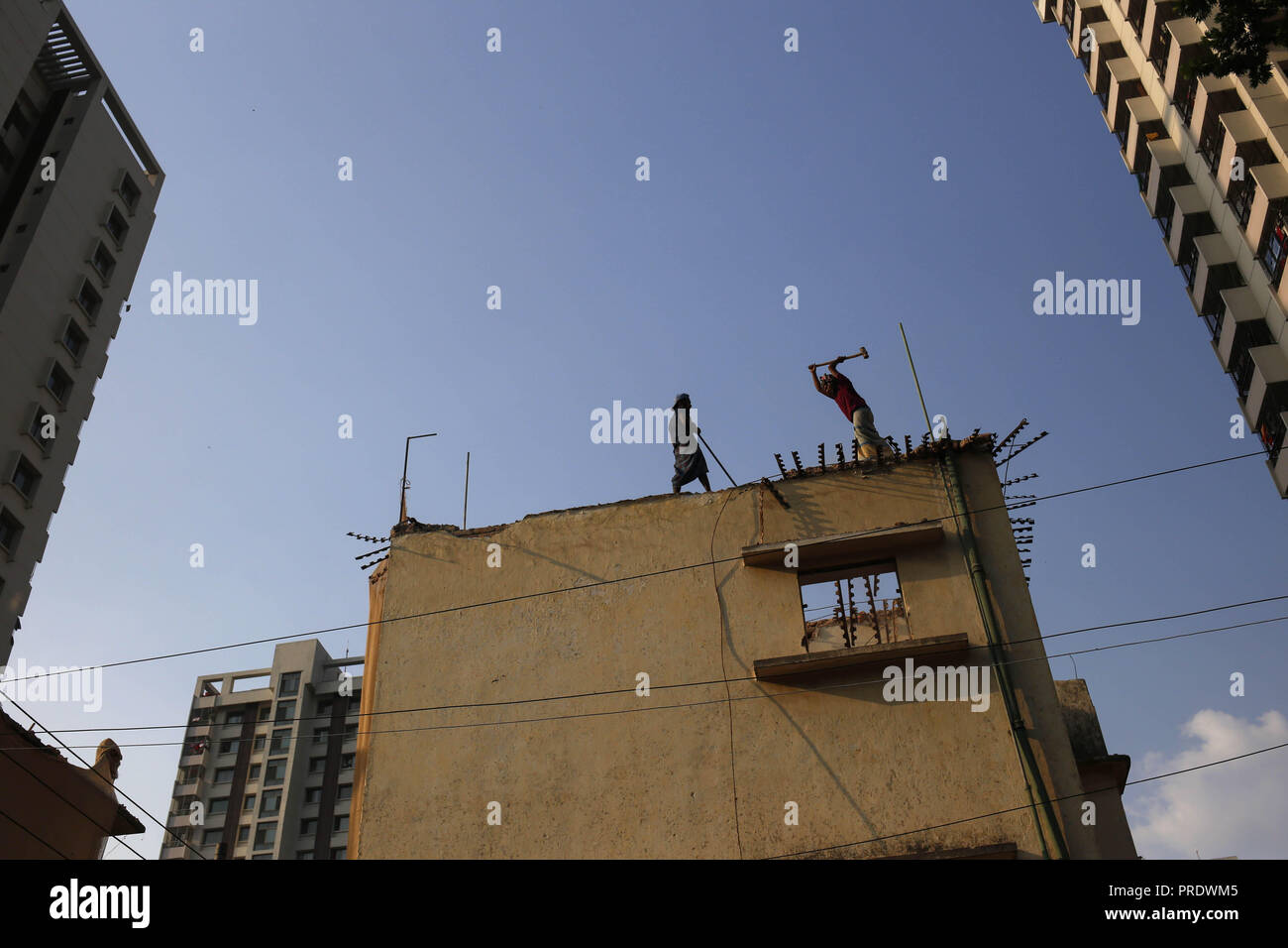 Dhaka, Bangladesh. 1st Oct, 2018. Workers demolish an old building at ...