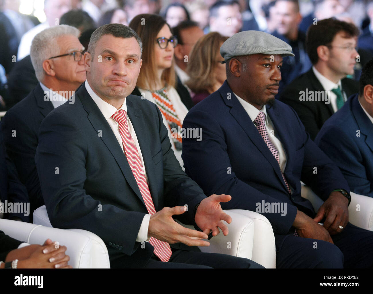 Former boxing heavyweight lennox lewis hi-res stock photography and ...