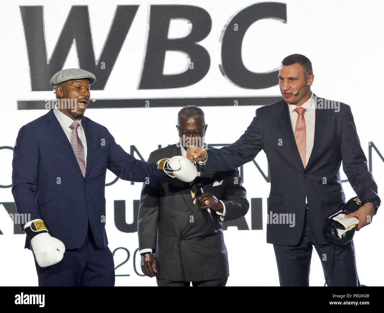 World heavyweight boxing champion lennox lewis hi-res stock photography ...