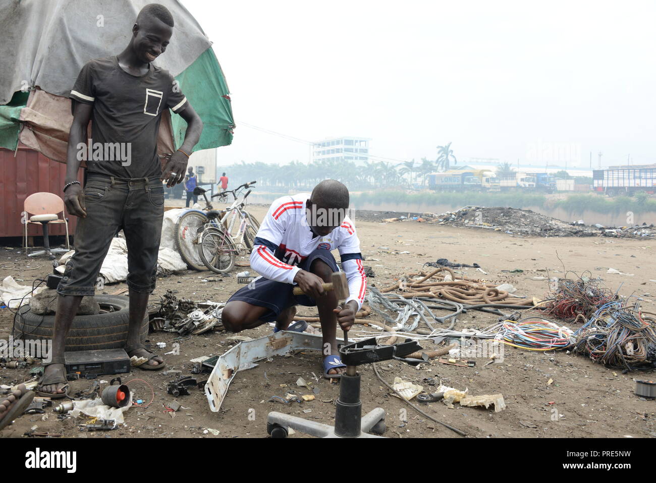 Accra, Ghana. 09th June, 2018. The recycler Lubman Idris (r) dismantles ...