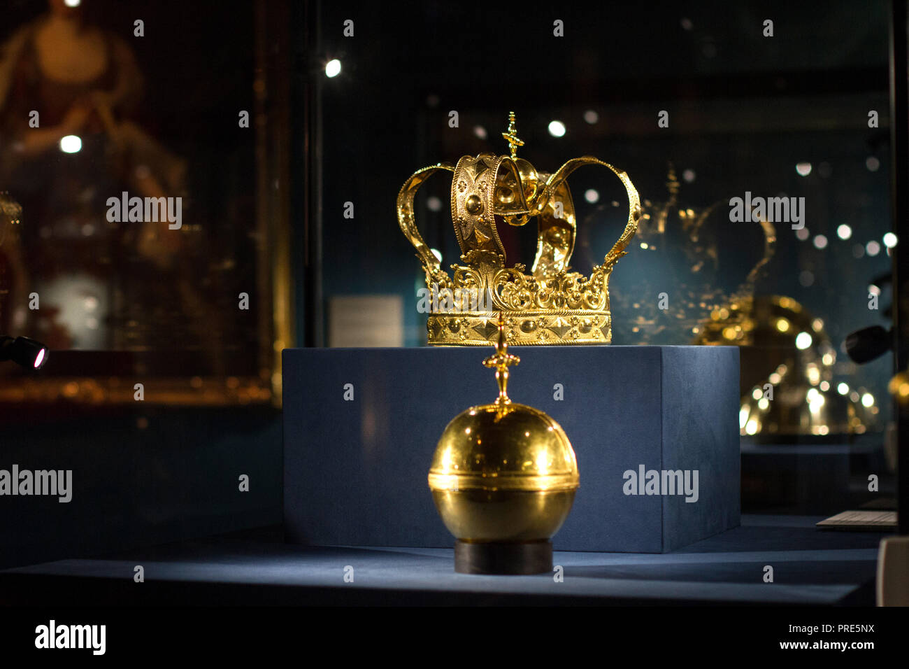 Vilinus, Lithuania. 21st Sep, 2018. Crown and orb for the funeral ...