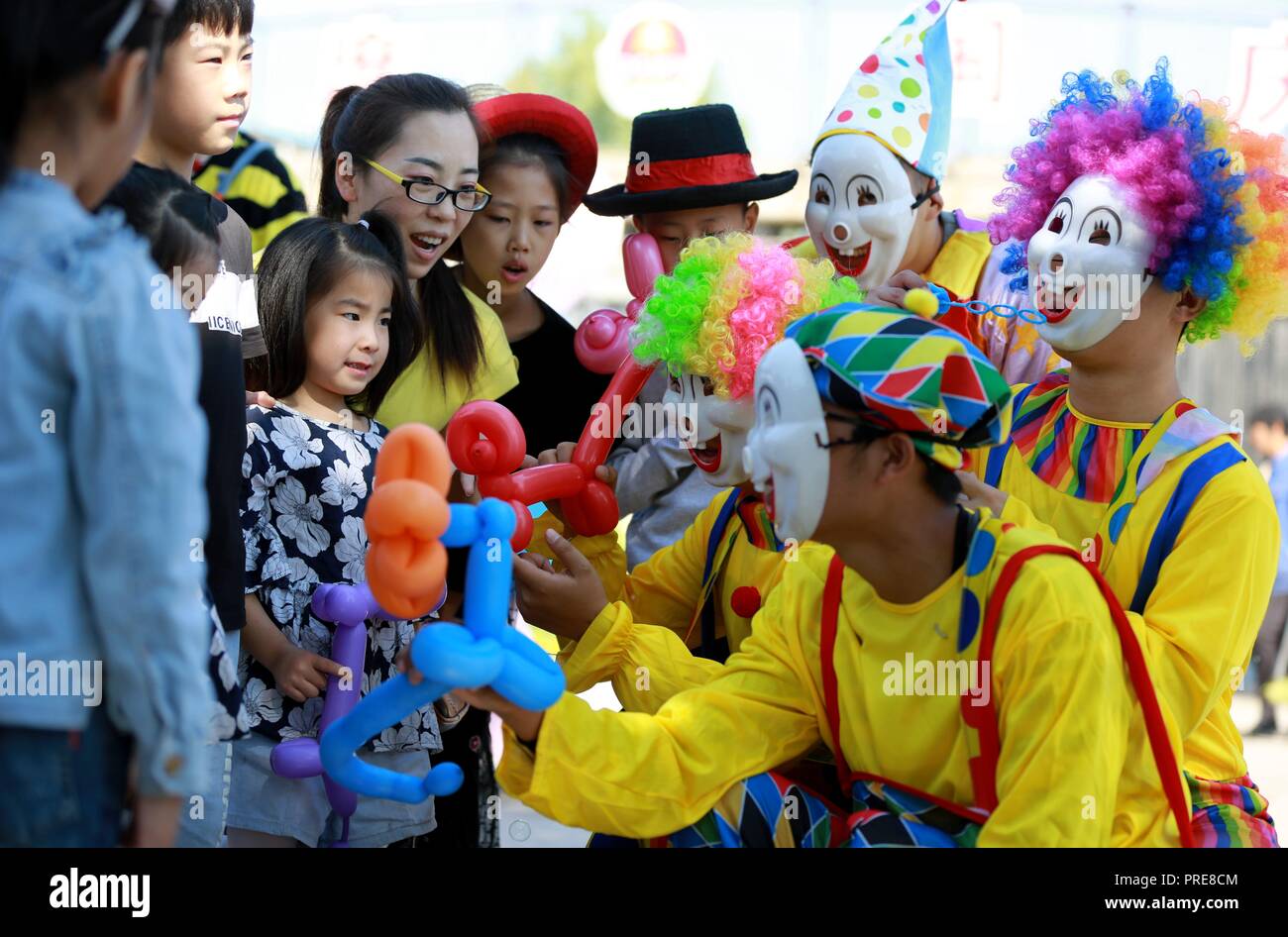 Handan. 2nd Oct, 2018. Clowns entertain tourists at Dongshan cultural ...