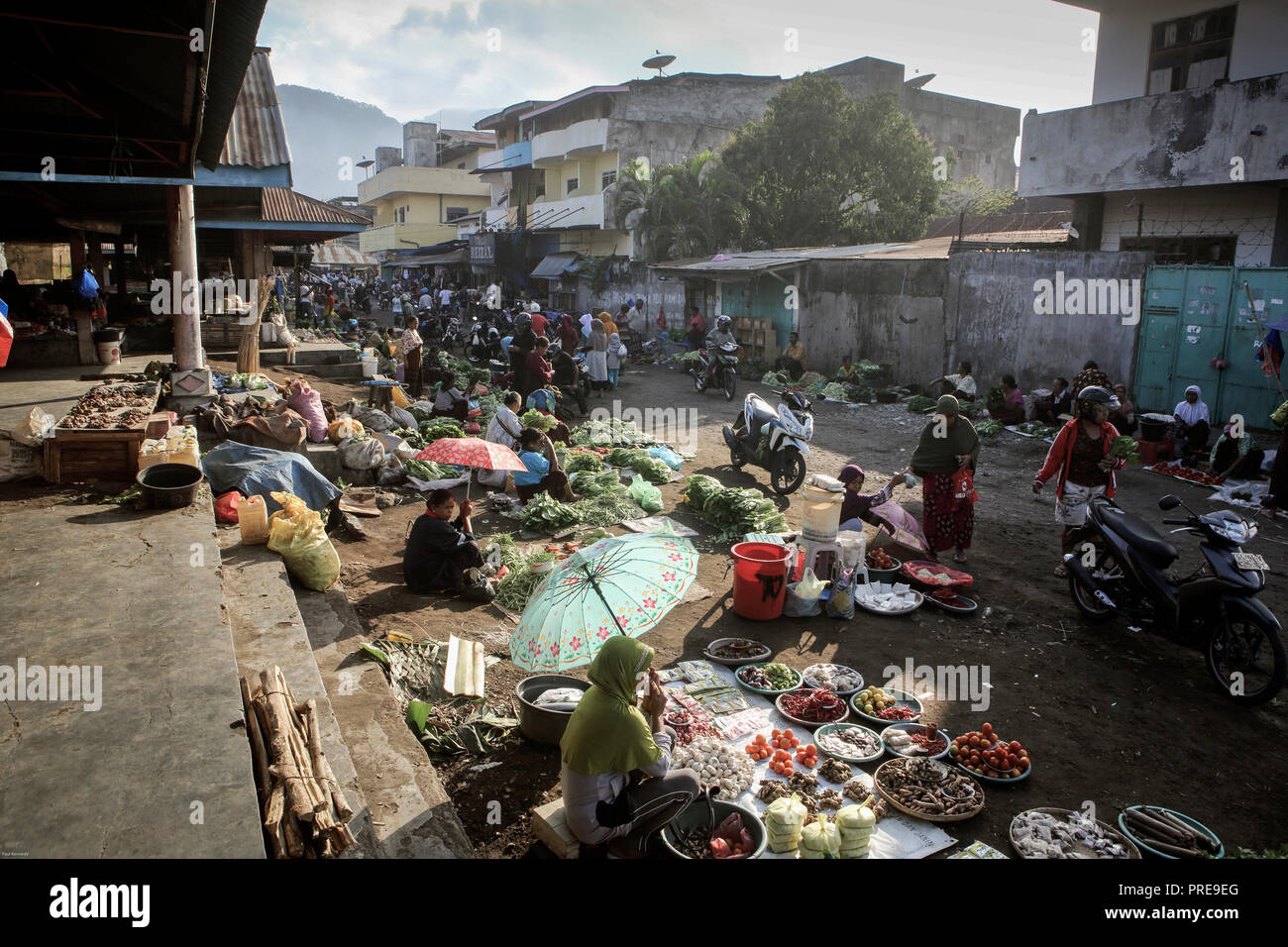 Busy outdoor market scene in Ende, Flores, Indonesia Stock Photo - Alamy