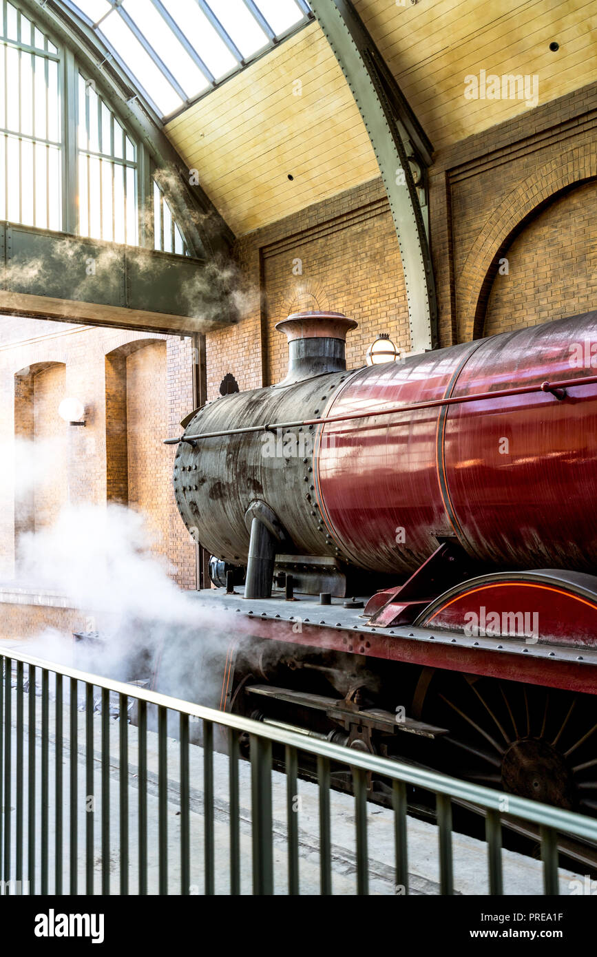 Harry potter train platform hi-res stock photography and images - Alamy