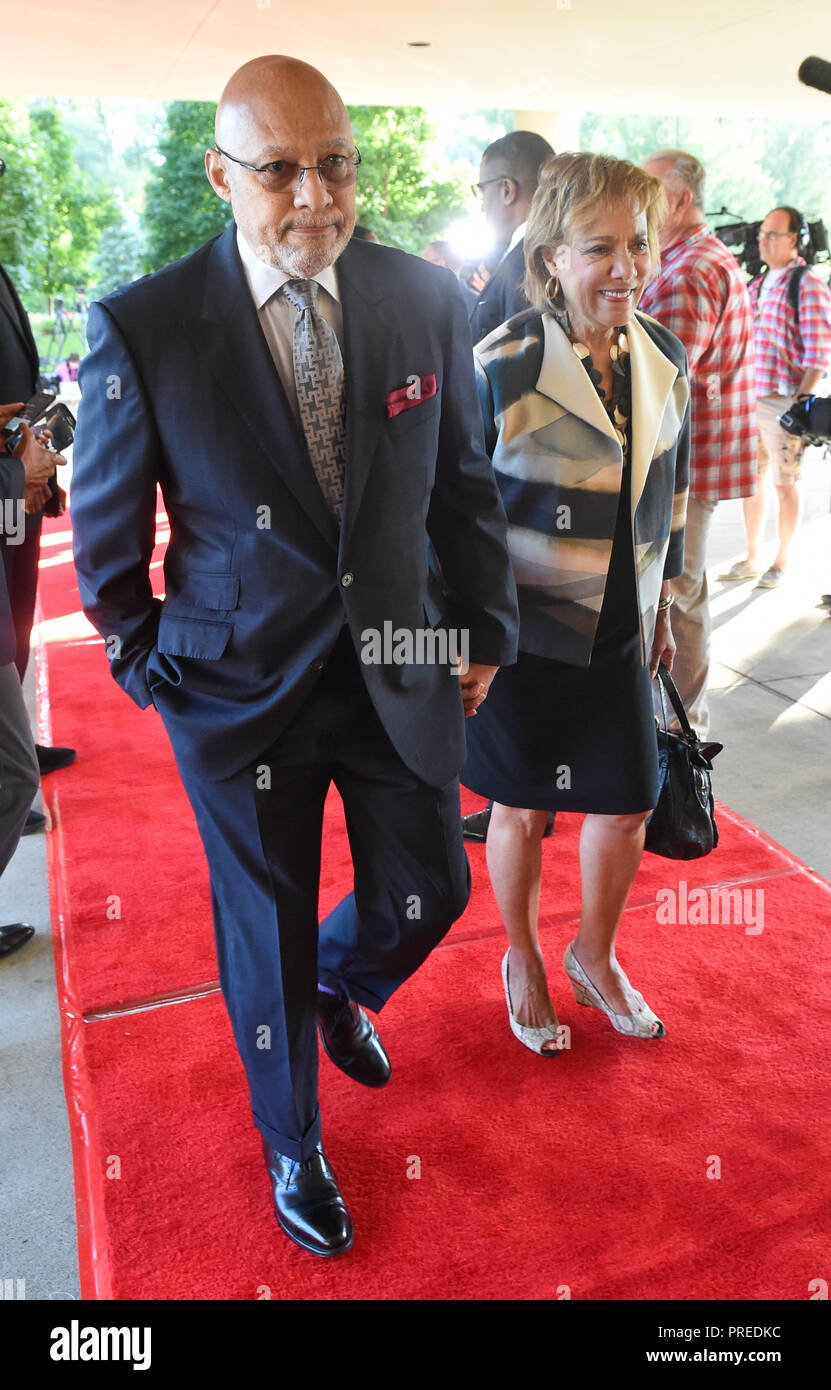 Celebrities arrive for the funeral service of Aretha Franklin at ...
