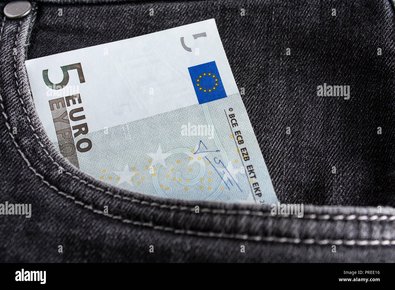 Five euro note hi-res stock photography and images - Alamy