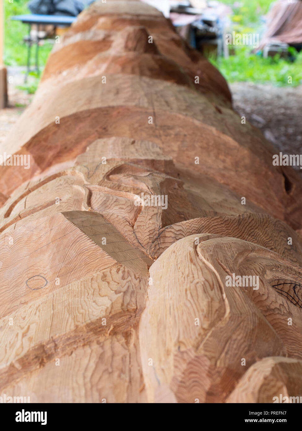 Carving A Totum Pole Stock Photo - Alamy