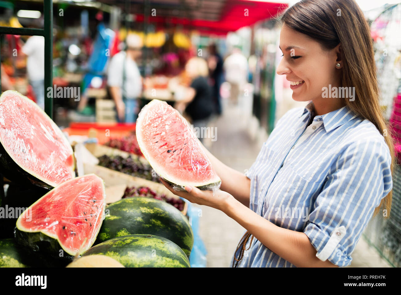 Attractive fruit and vegetable market stall hi-res stock photography ...