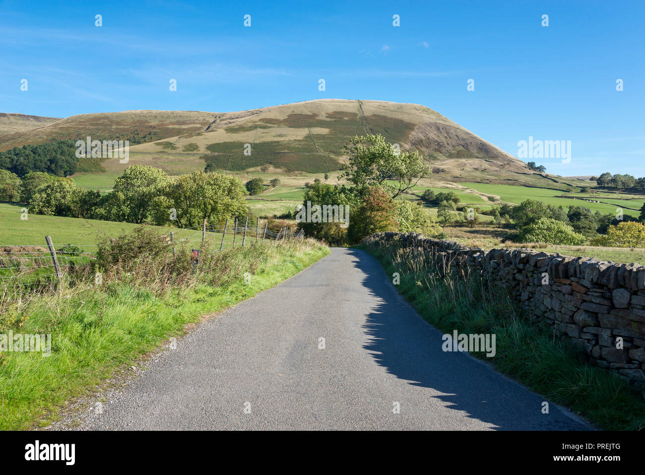 Road to Barber Booth on a sunny autumn day. Vale of Edale, Peak ...