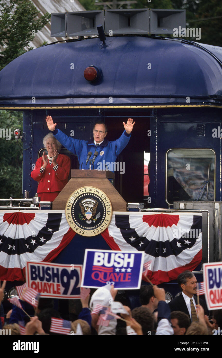 George hw bush and barbara 1992 hi-res stock photography and images - Alamy