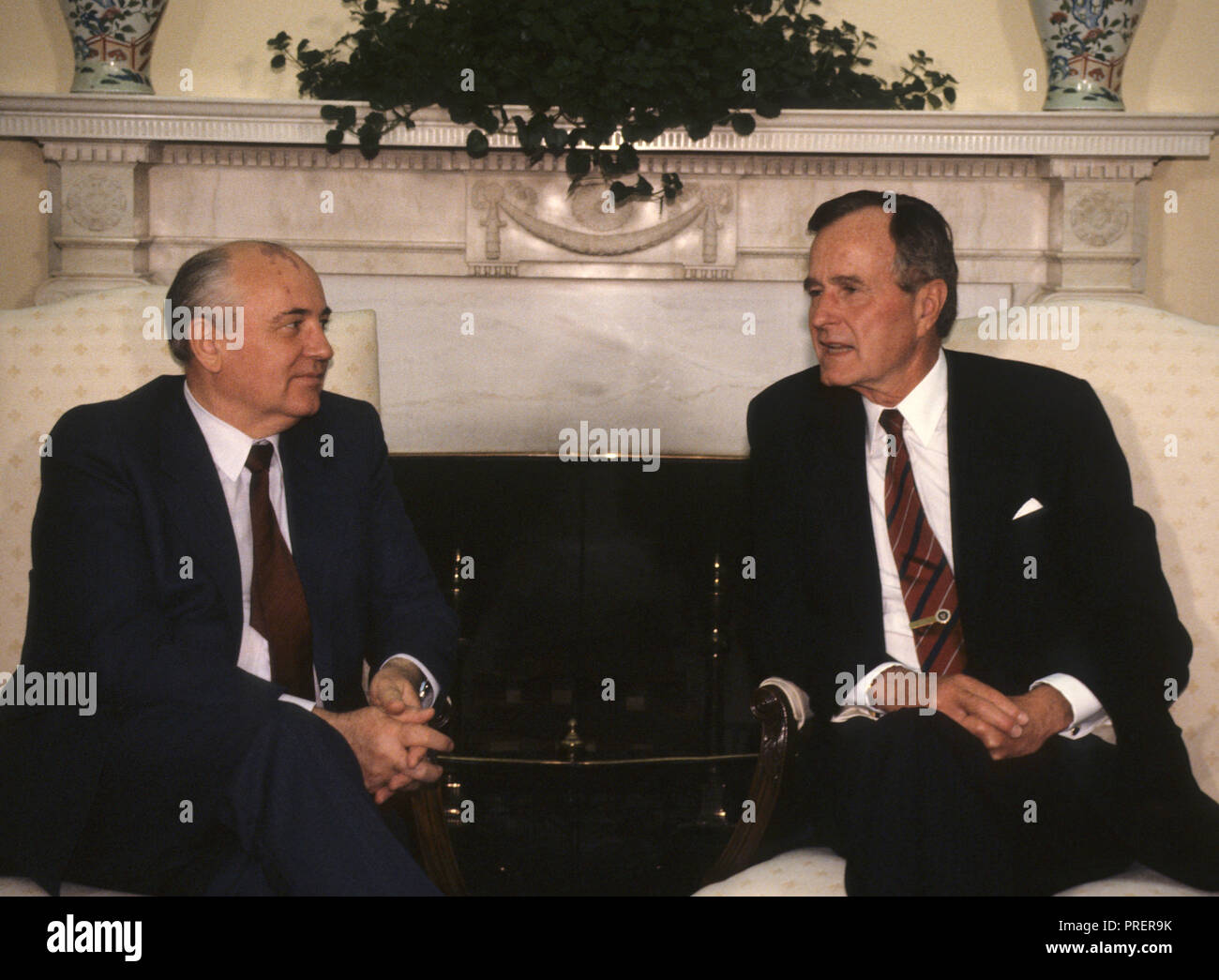 Presidents bush and gorbachev summit hi-res stock photography and ...