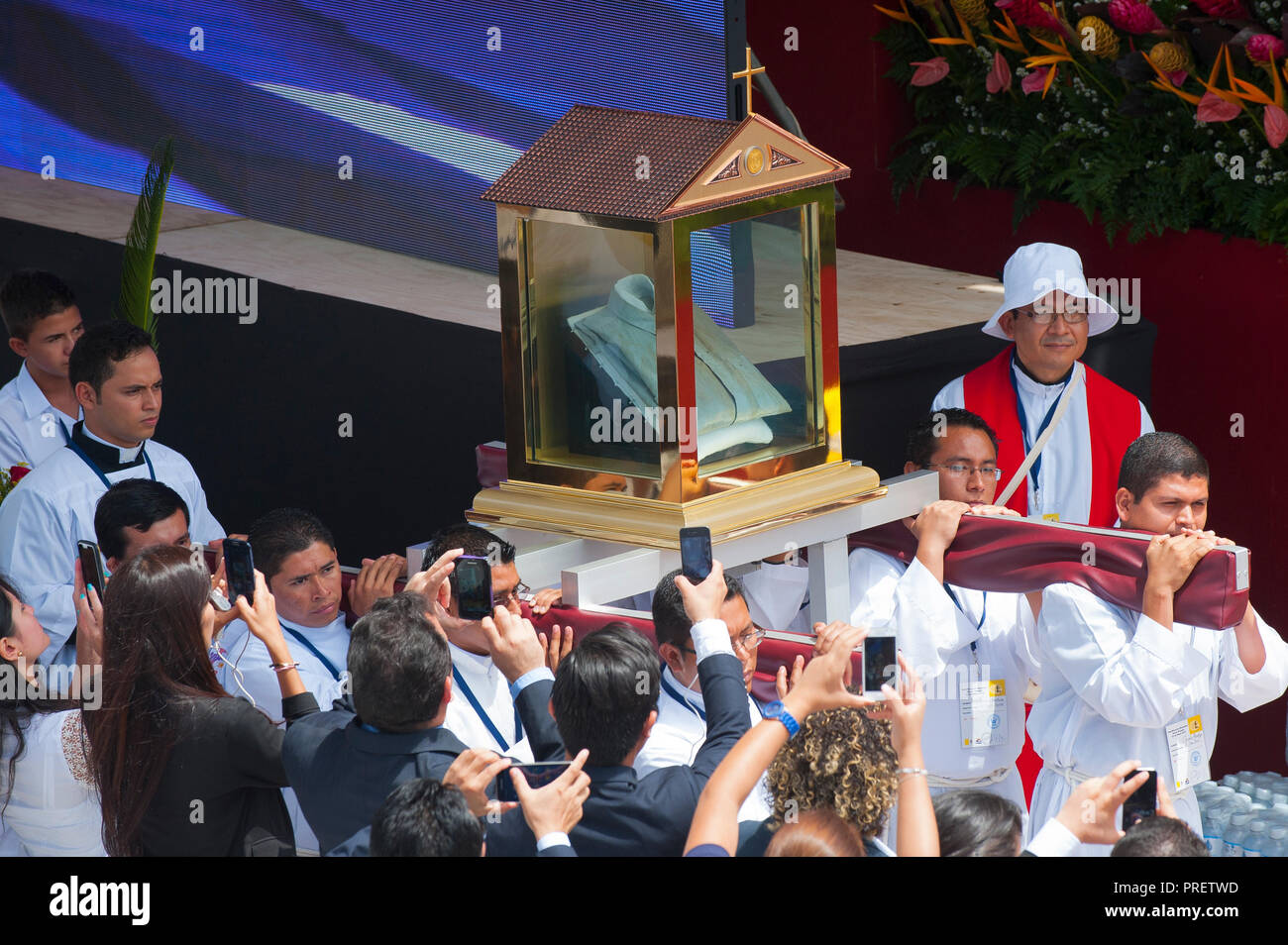 1980 catholic mass hi-res stock photography and images - Alamy