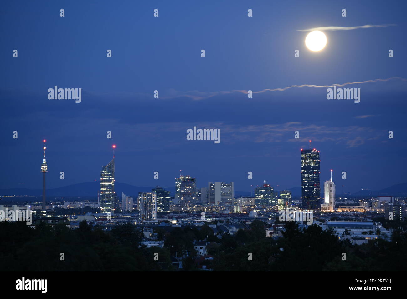 Vienna skyline at night hi-res stock photography and images - Alamy