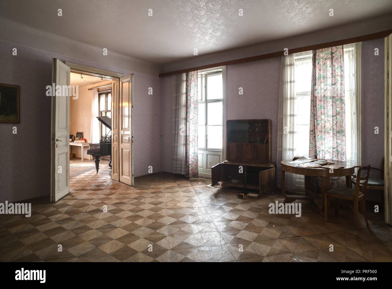 Abandoned flat empty old hi-res stock photography and images - Alamy