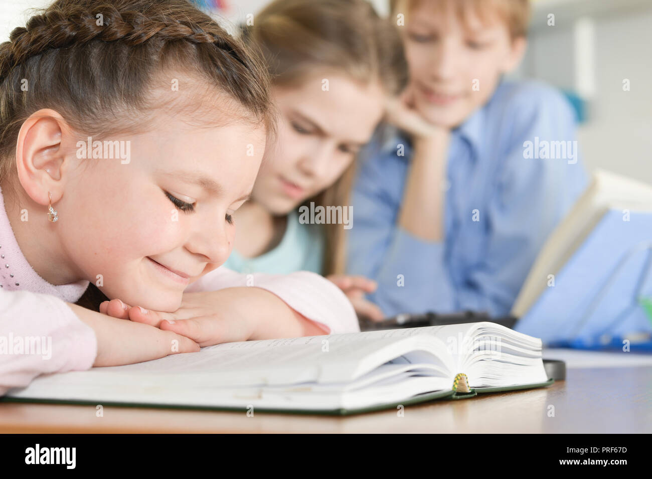 Girls doing research at home hi-res stock photography and images - Alamy