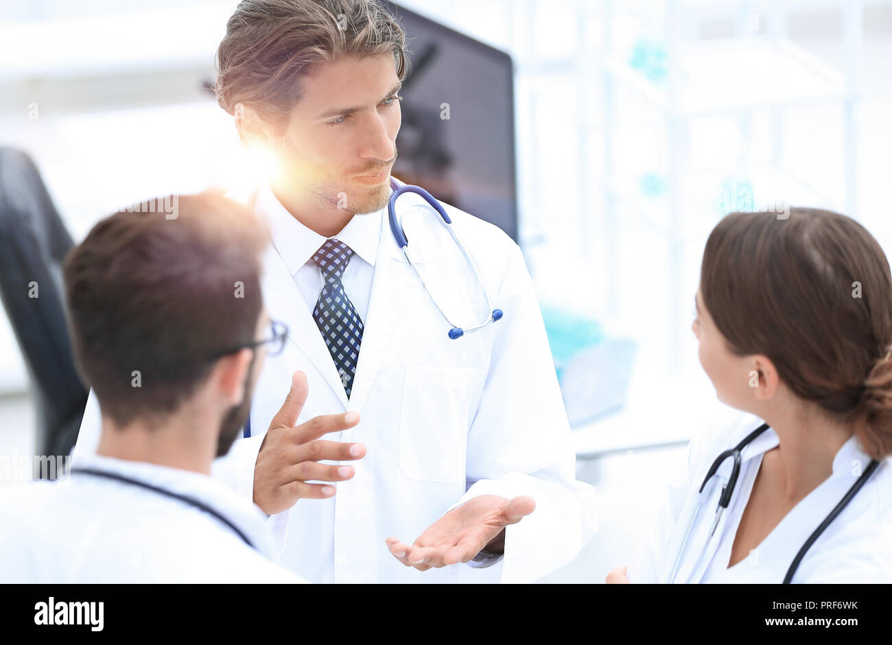 Medical doctor speaking to group hi-res stock photography and images ...