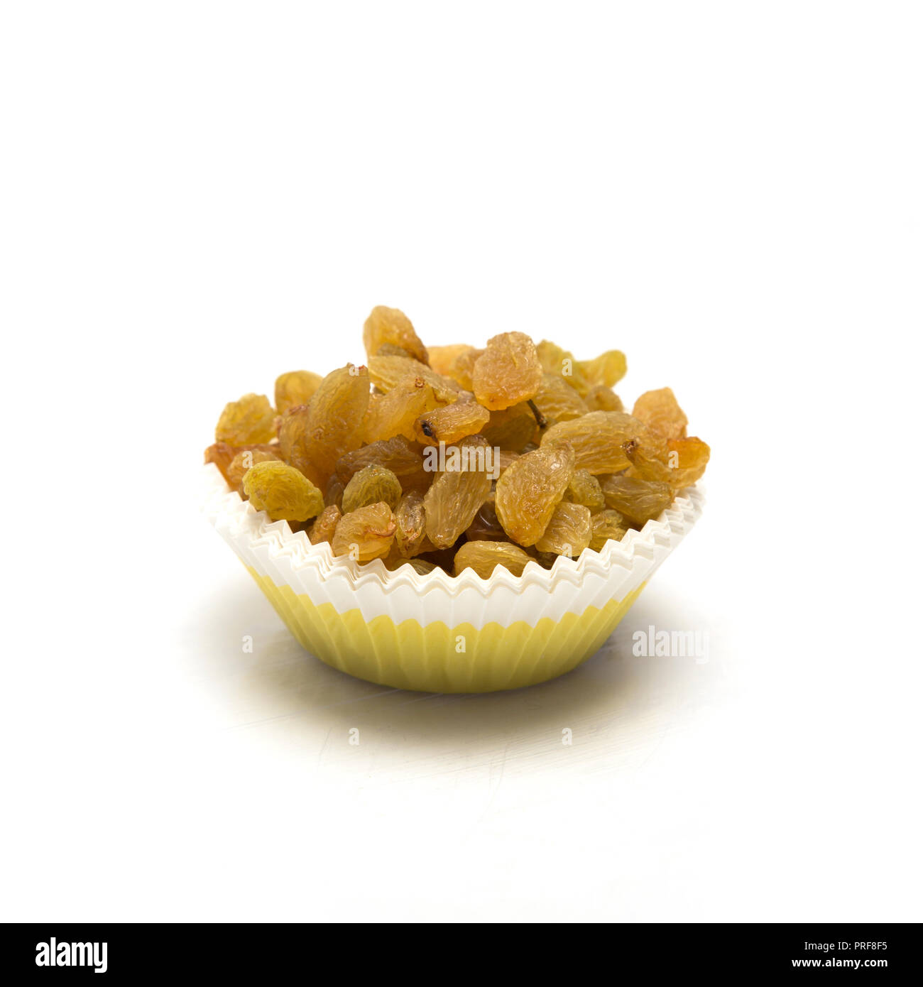 Dried raisin in bowl isolated on white background Stock Photo - Alamy