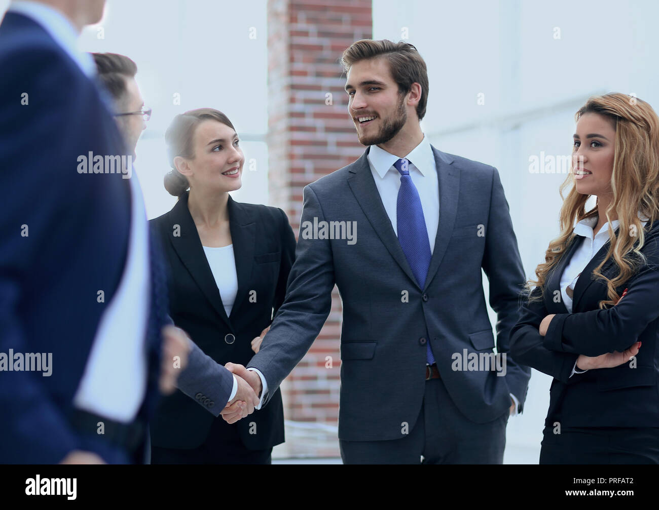 welcome handshake of businessmen in the office Stock Photo - Alamy