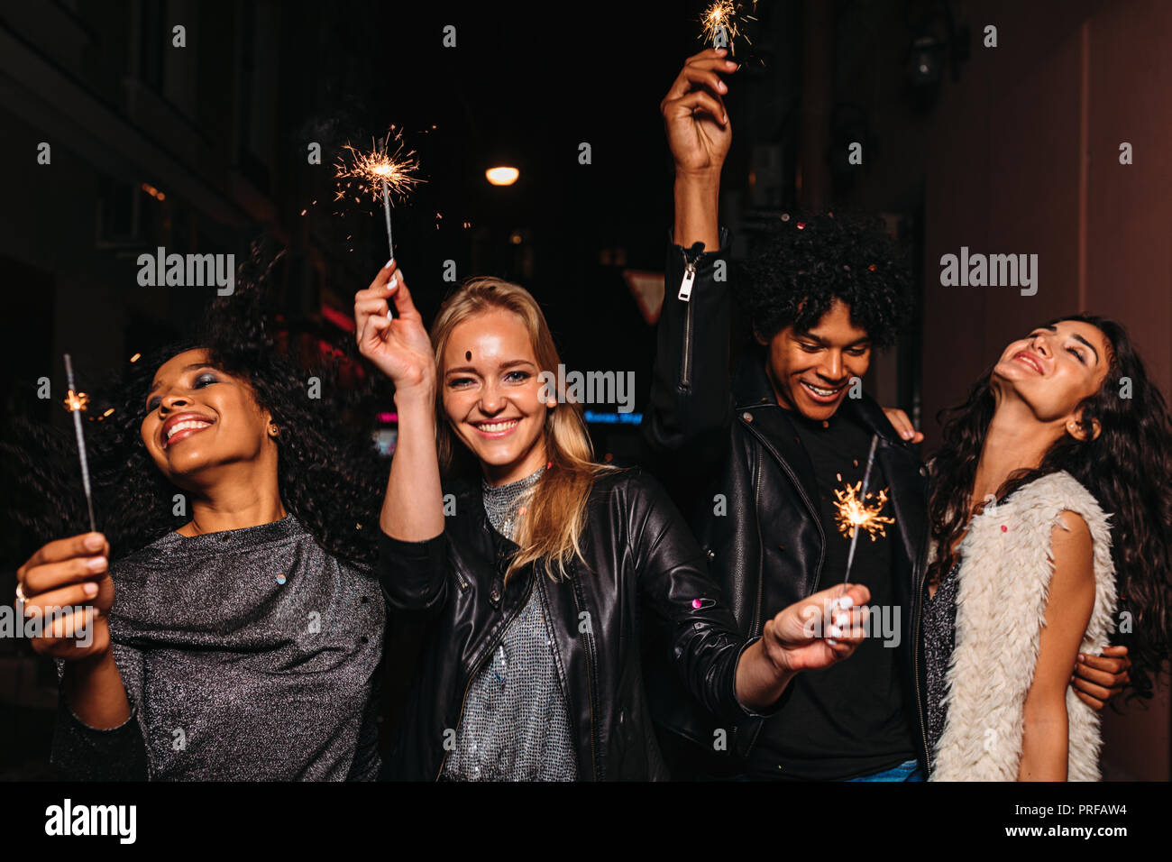 Group of friends on street at night hi-res stock photography and images ...