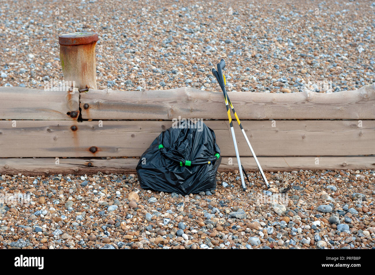 Picking up litter on a beach hi-res stock photography and images - Alamy