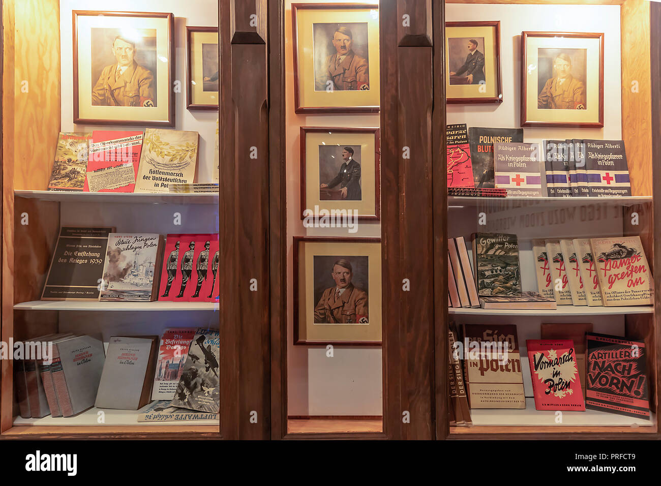 Library furniture hi-res stock photography and images - Alamy