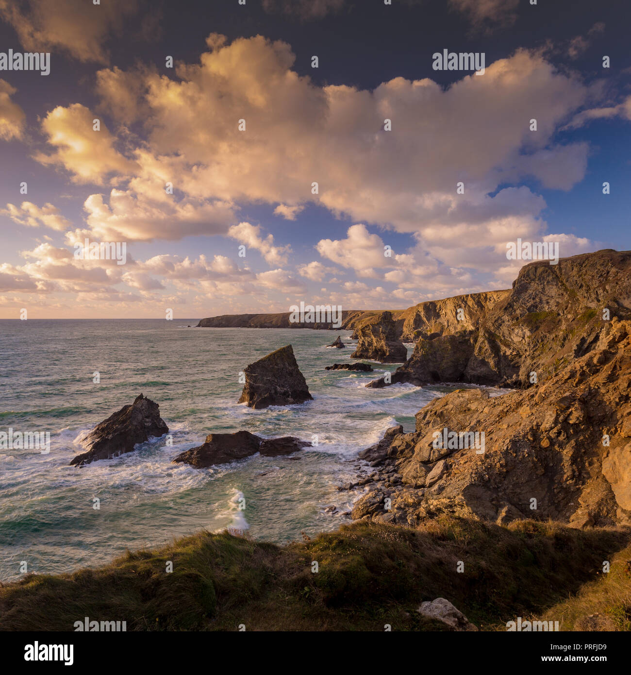 The sun sets over Bedruthan Steps, Cornwall Stock Photo - Alamy